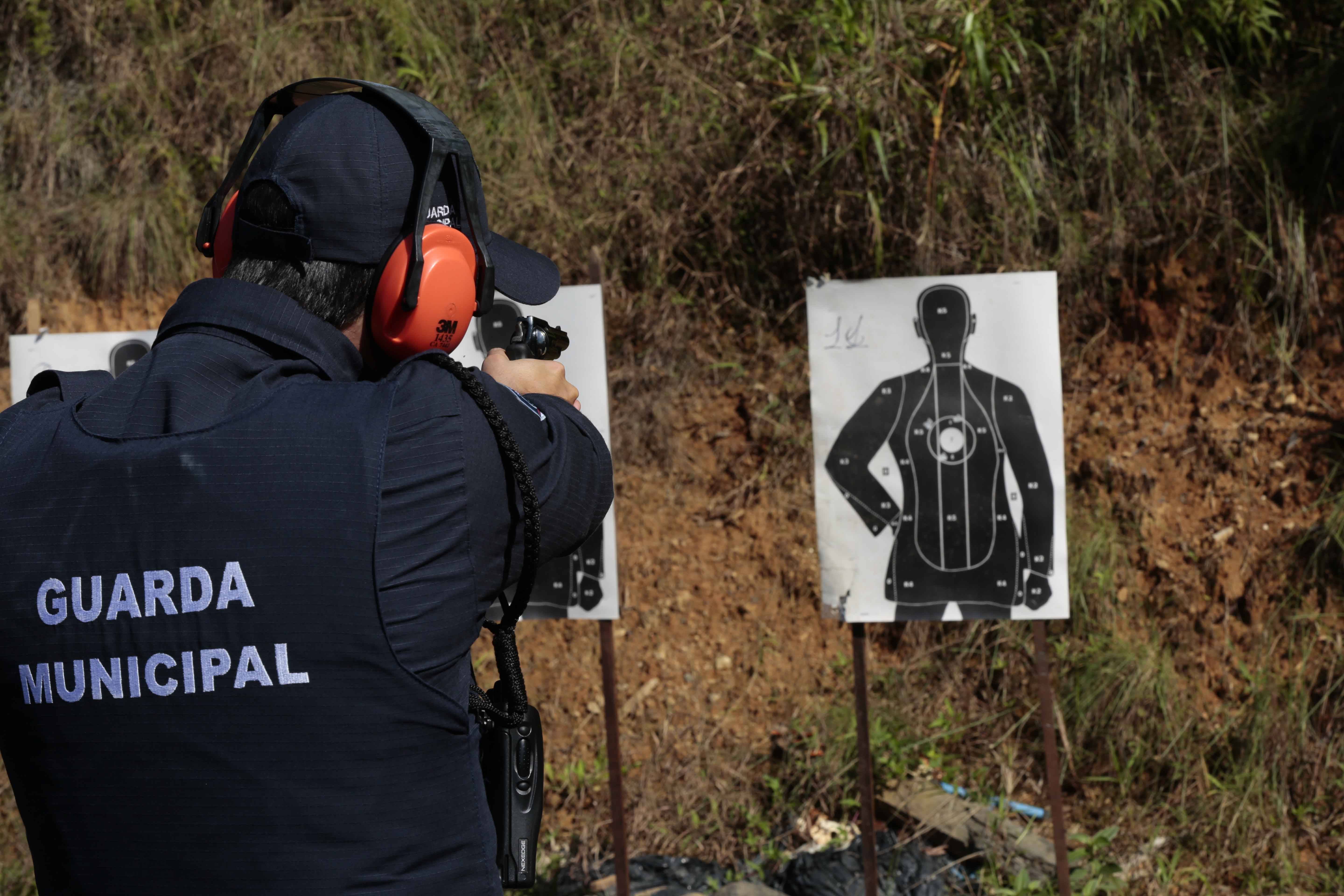 Guarda Municipal de Joinville realiza treinamento de tiro Guarda Municipal de Joinville realiza treinamento de tiro